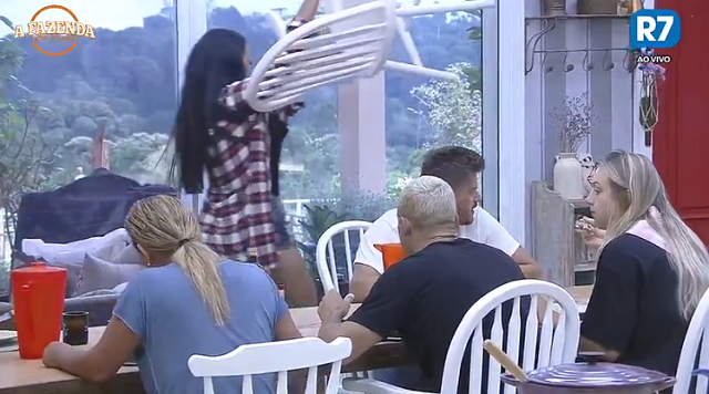 A Fazenda 9: Monique troca cadeira de lugar para não almoçar perto de ...