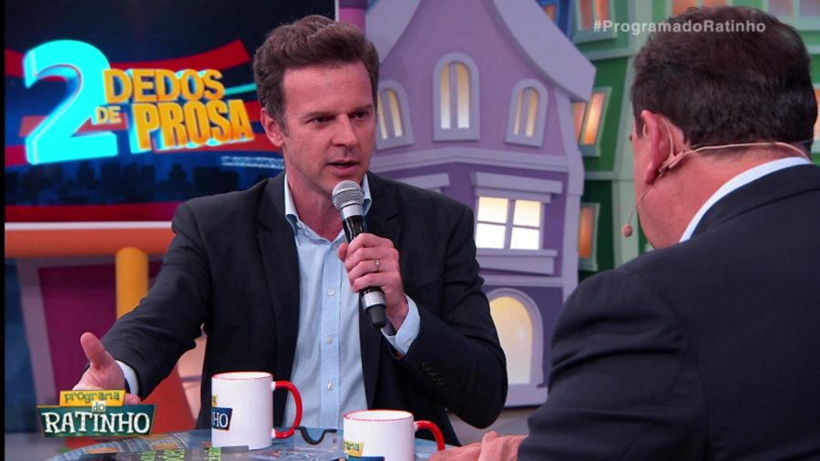 Ratinho recebe o economista Eduardo Moreira no quadro Dois Dedos de Prosa
