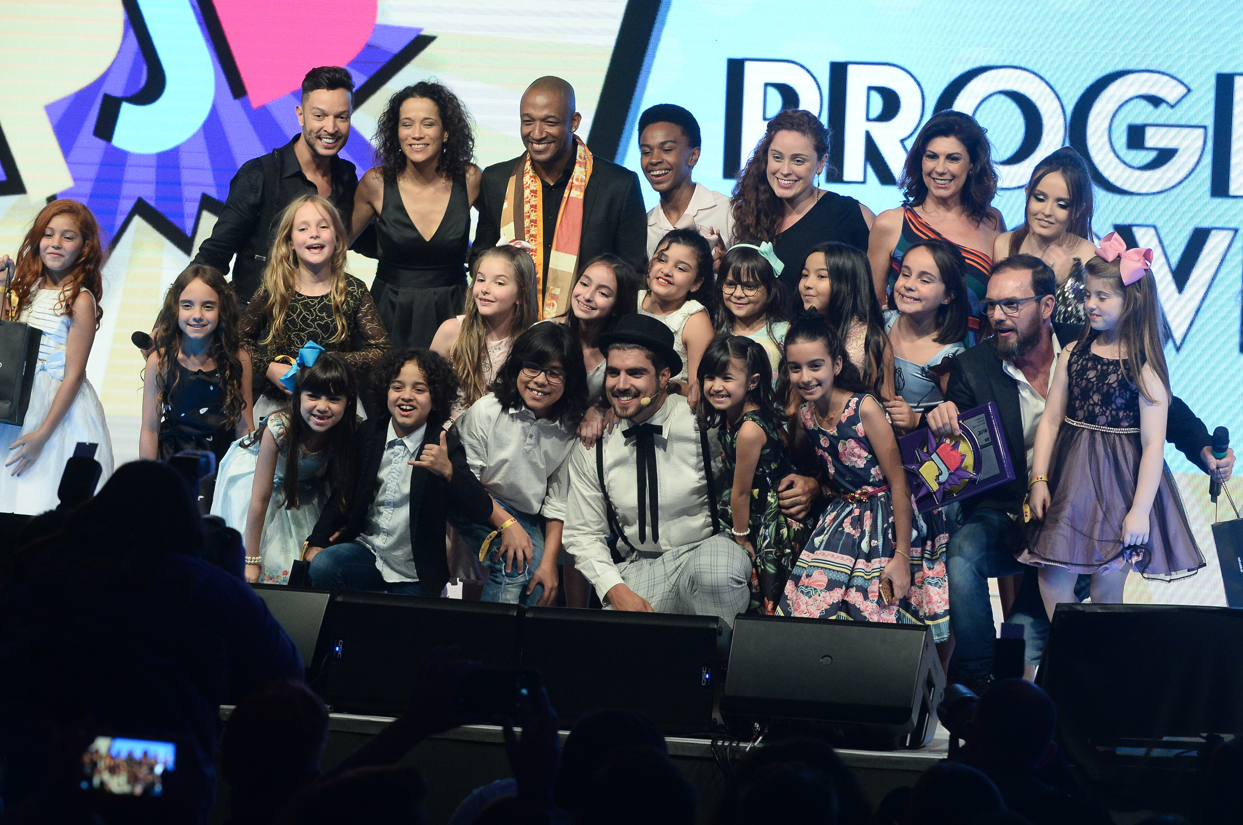 Atriz Angela Dippe beija Caio Castro na boca ao receber Prêmio Jovem ...