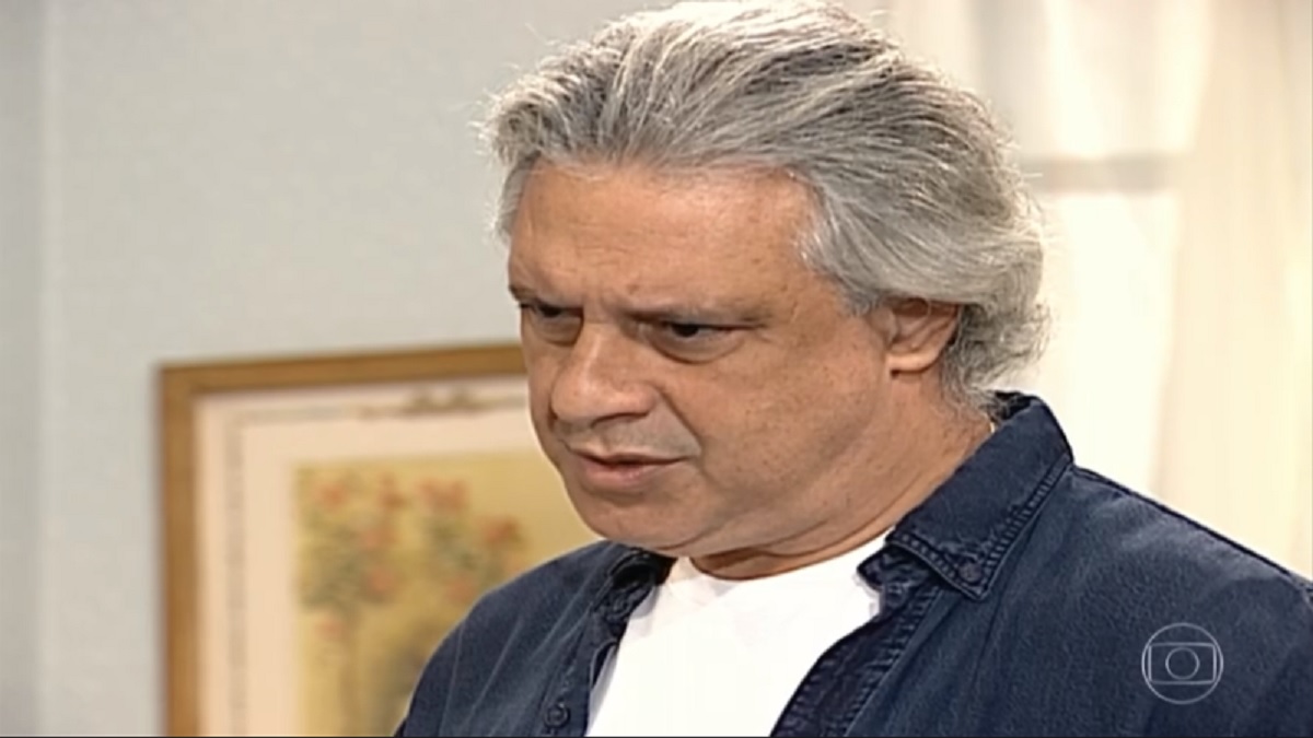 Por Amor: Atílio diz para Helena contar segredo para Eduarda