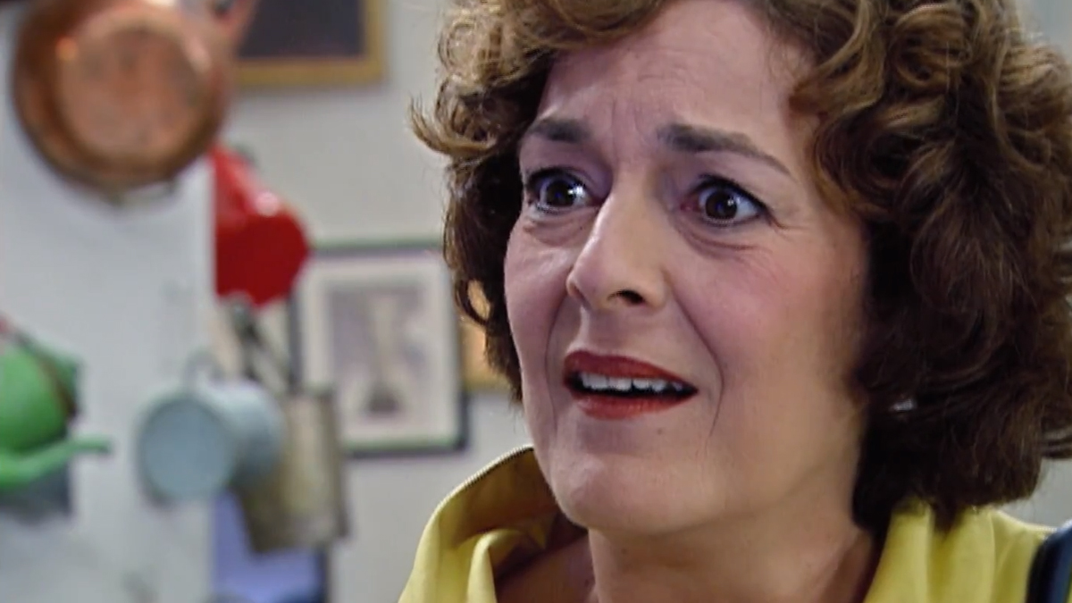 Bela, a Feia: Clemente surpreende Hortência com pedido de casamento