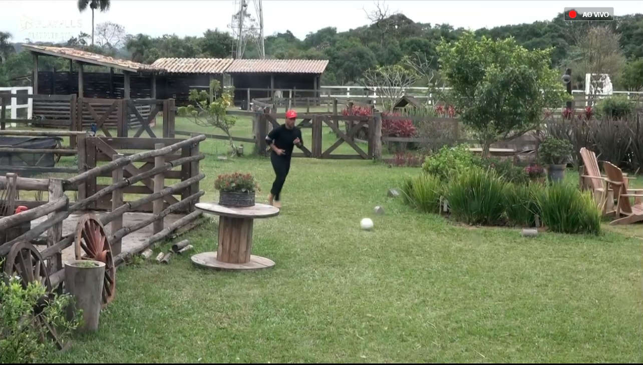 A Fazenda 11: Phellipe Haagensen se isola dos demais peões e brinca de bola