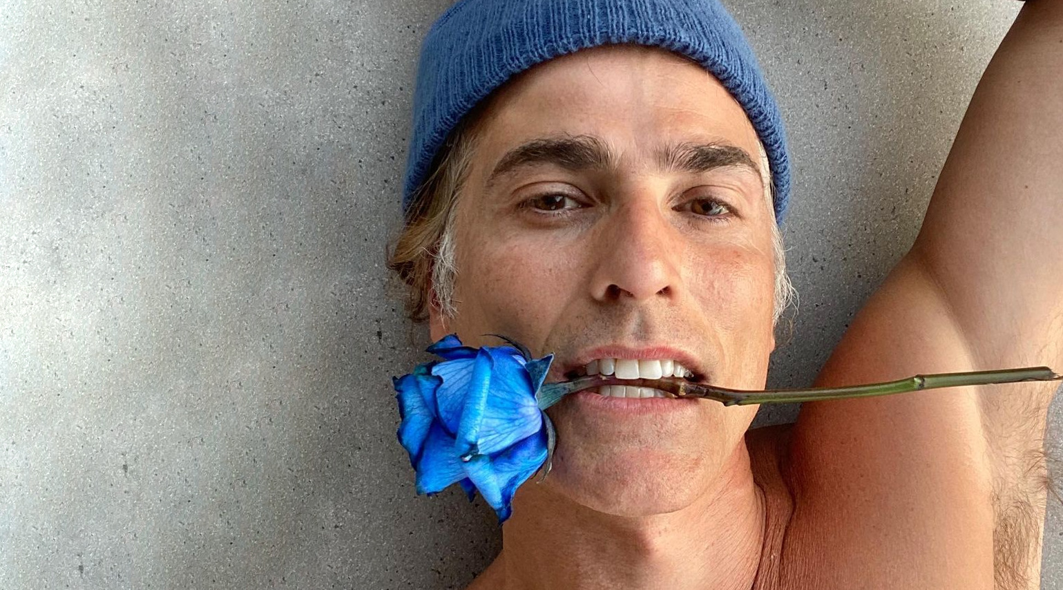 Reynaldo Gianecchini causa com zoom no bumbum em fotos de sunga