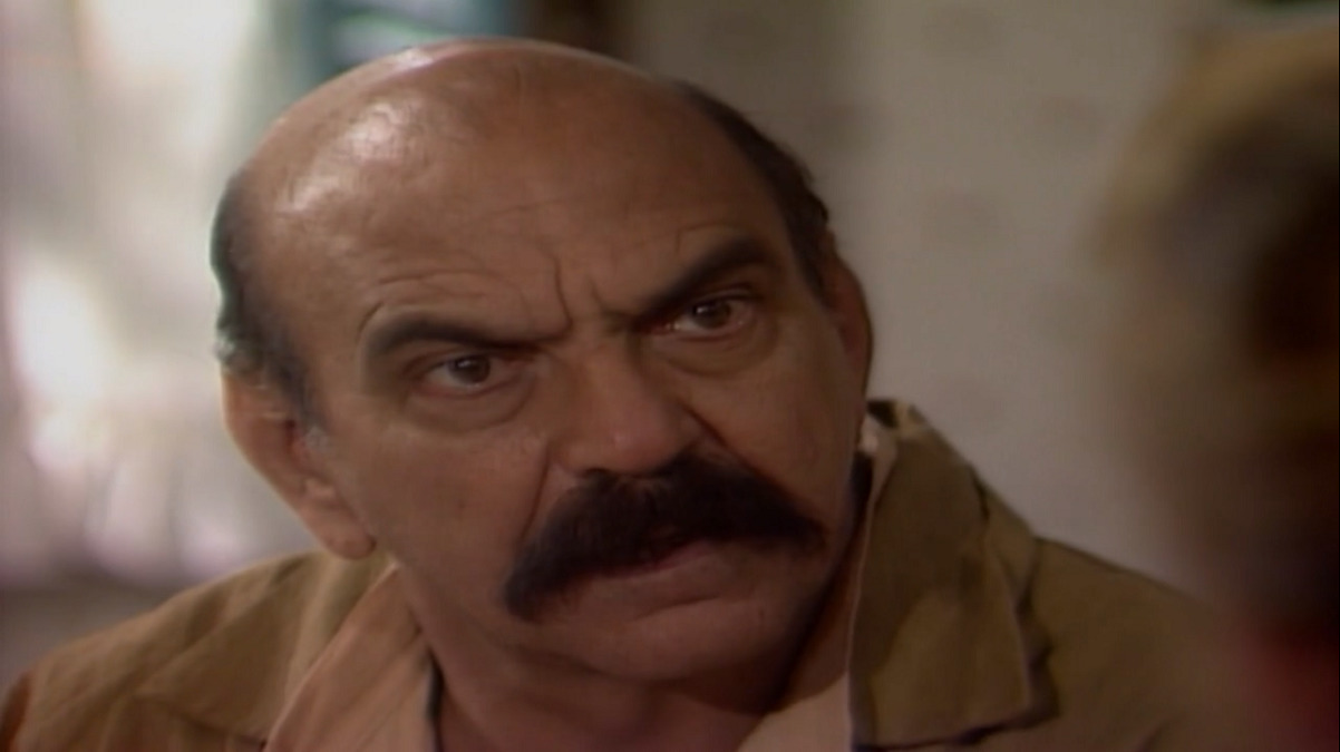 Clotilde diz a Sassá que Marlene tem ciúme dele e o ama