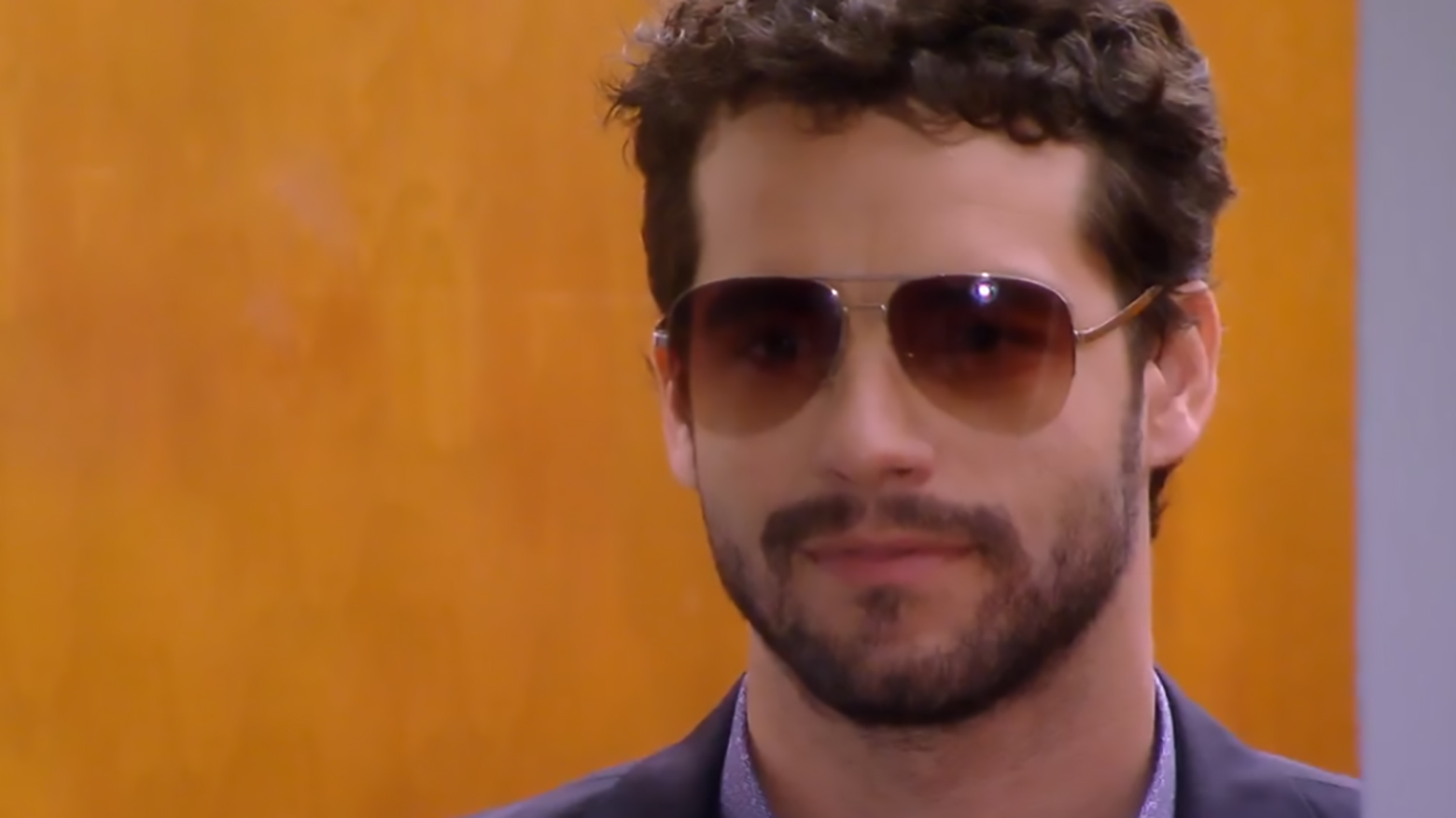 Tititi: Renato volta para o Brasil e esconde a verdade