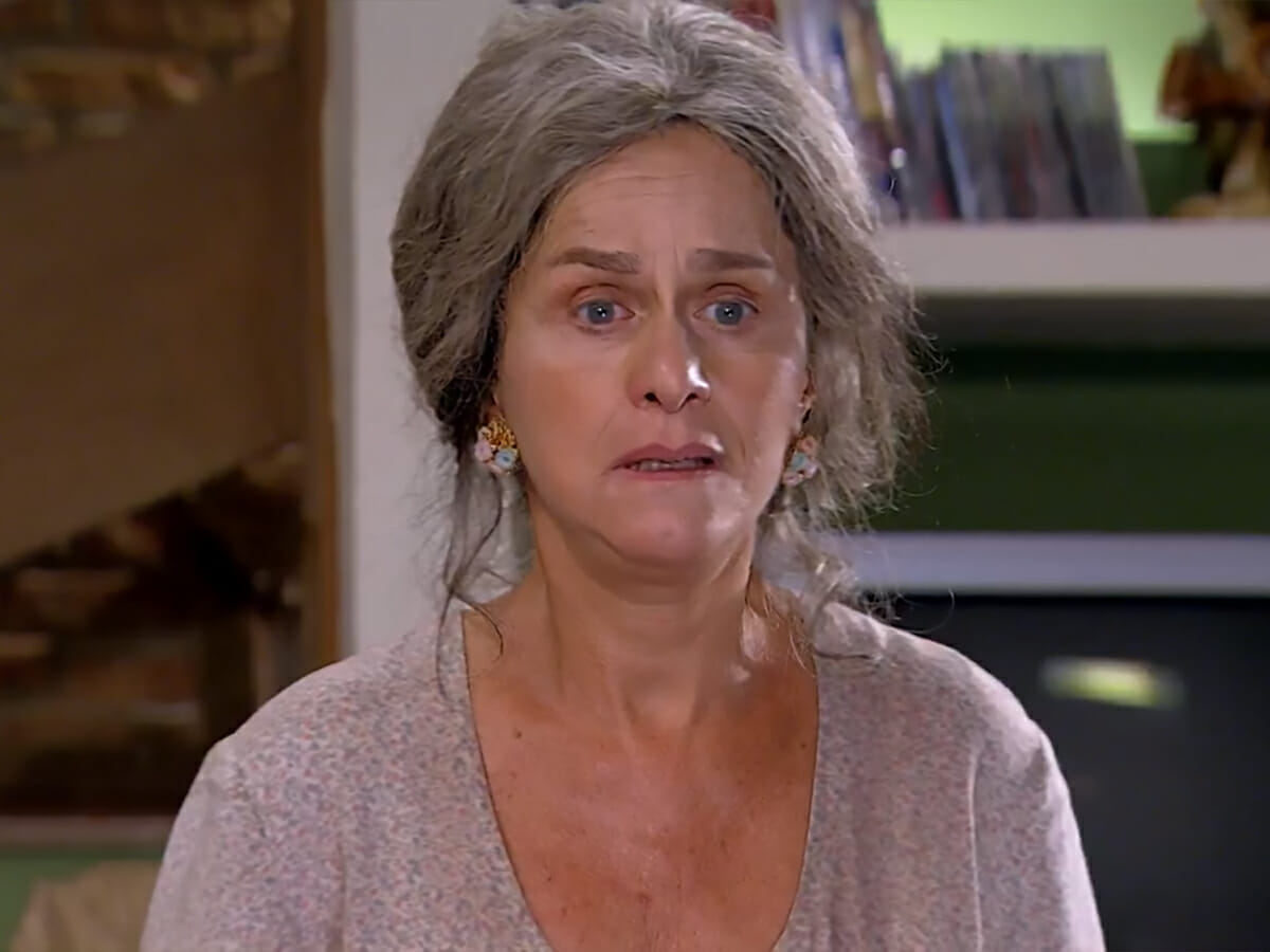 Tititi: Cecília diz para Clotilde que é a mãe de Jacques Leclair