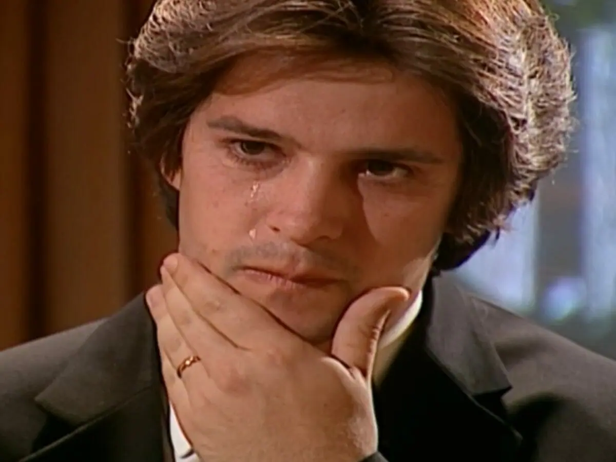 O Clone: Lucas chora ao ver Jade em sua casa e é flagrado