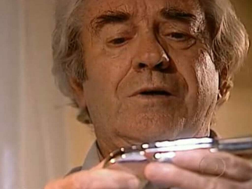 O Clone: Com revólver, Albieri enlouquece e devasta Edna