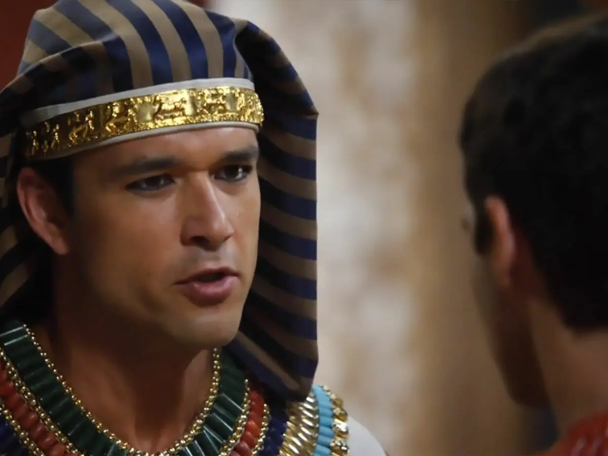 A Bíblia: Ramsés se vê sem saída e procura Moisés