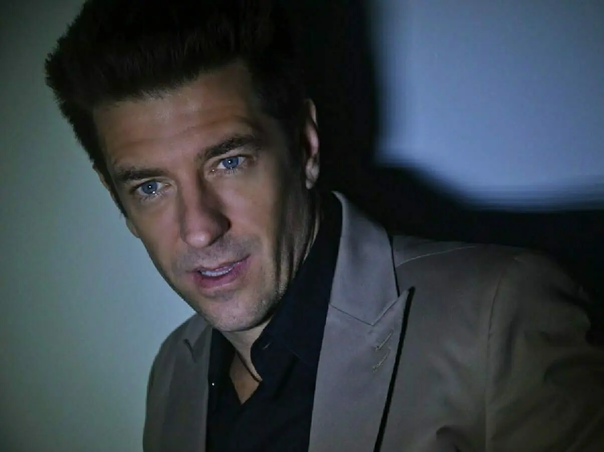 Record TV escala Alexandre Barros para a série Todas as Garotas em Mim