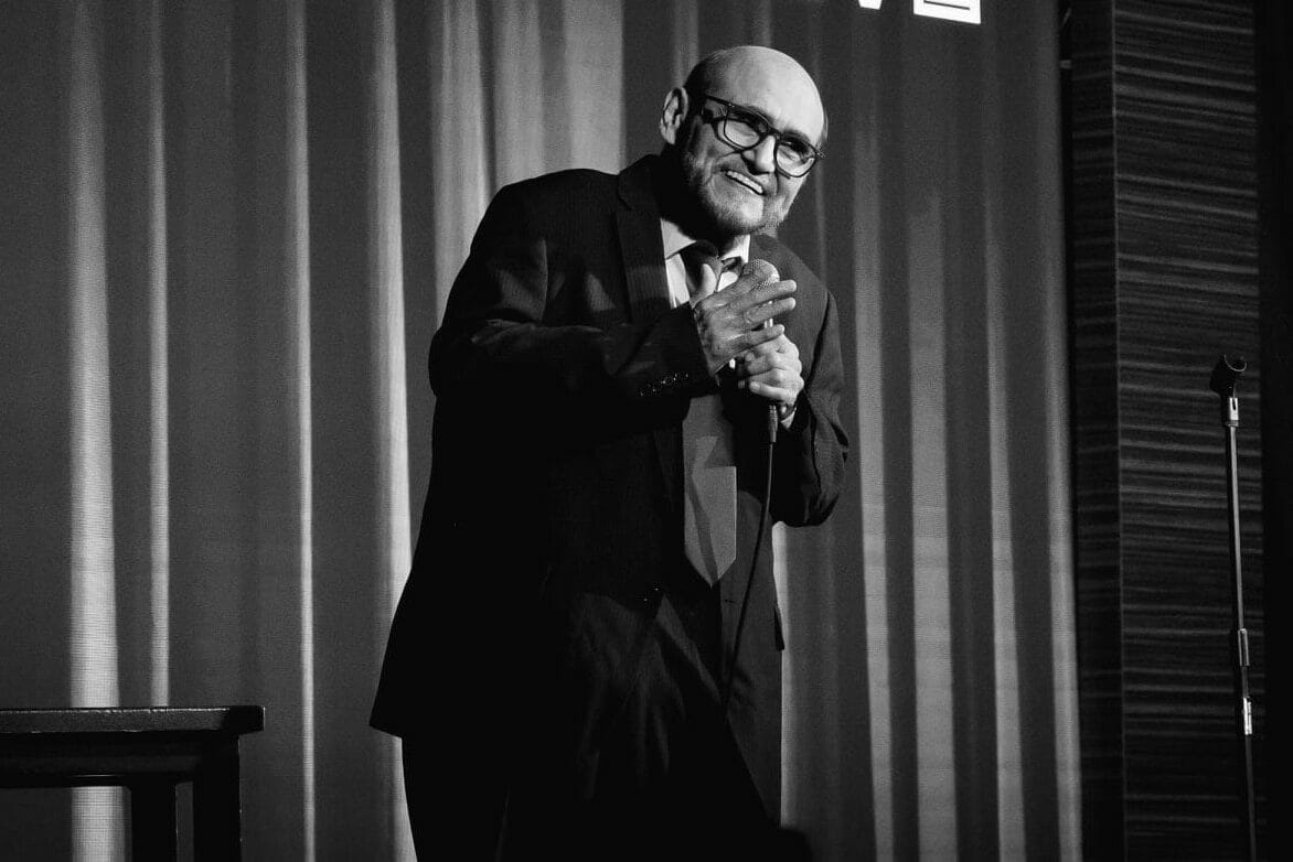 Edgar Vivar comemora os 50 anos do seu personagem do seriado Chaves