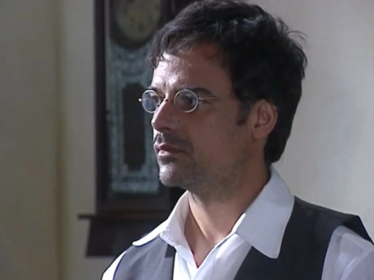 Edmundo cai para trás com ajuda para sair da cadeia