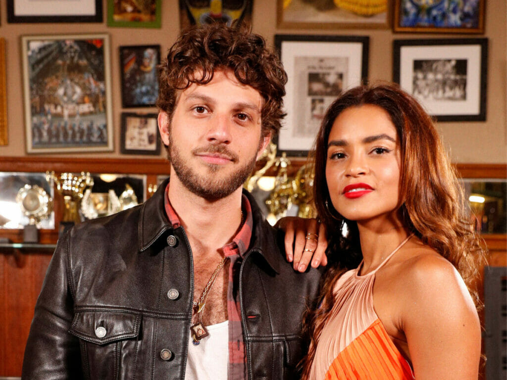 Ari apunhala duas pessoas pelas costas em Travessia