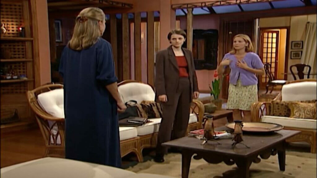 Em Corpo Dourado, Isabel mostra para Hilda trecho do vídeo de Zé Paulo ...