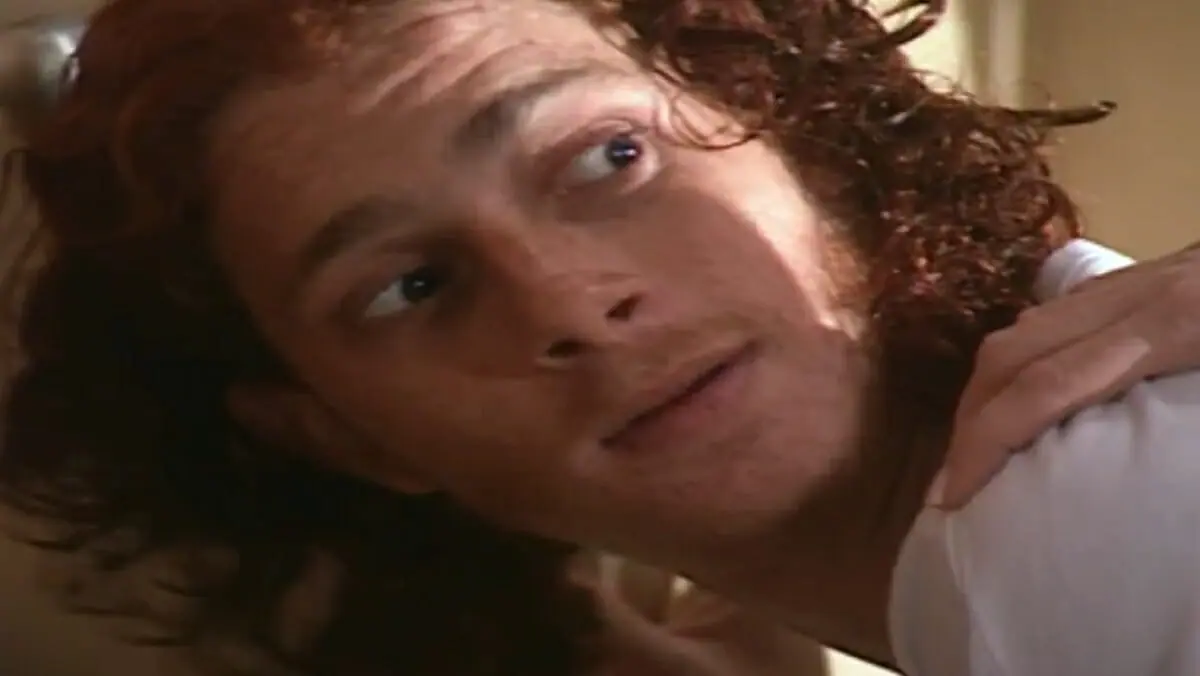 Mulheres Apaixonadas: Carlinhos espia Zilda e é flagrado