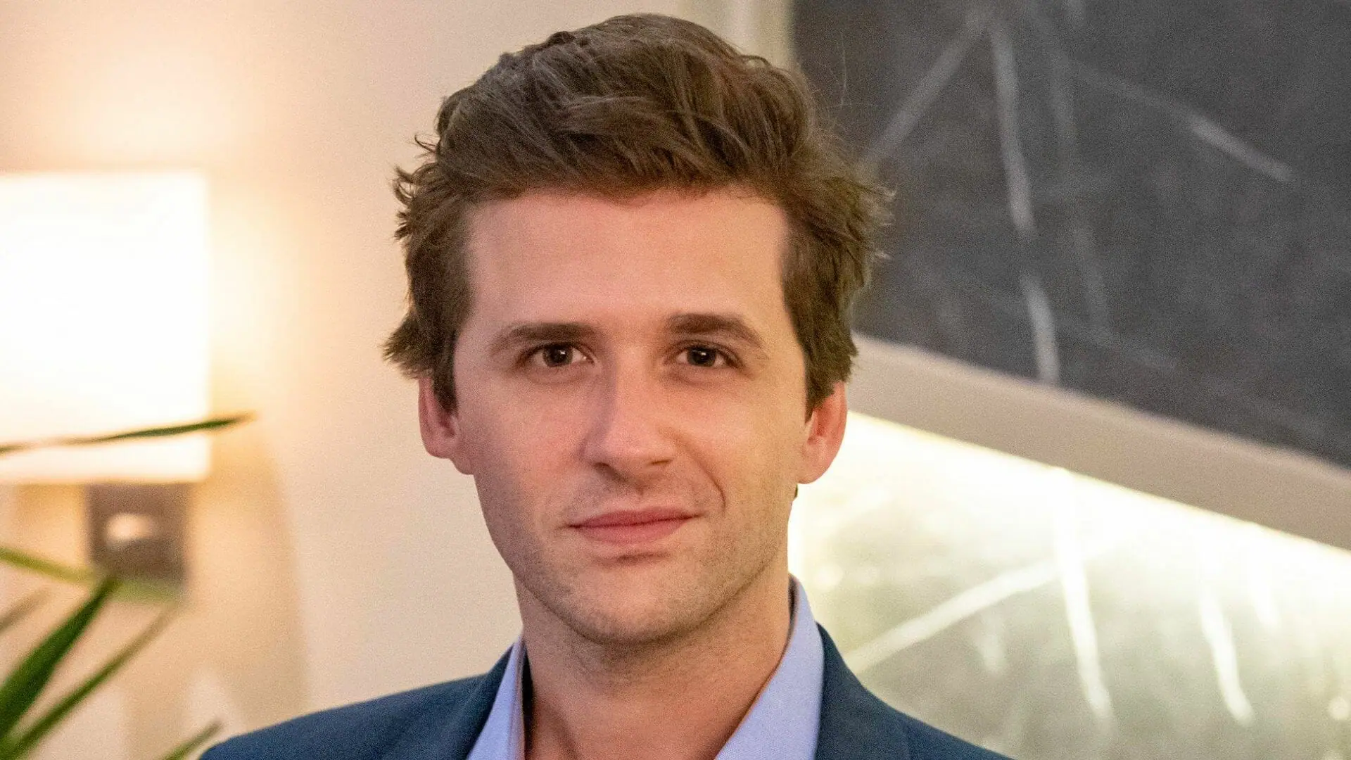 Franco vira aliado de Antônio e deixa Tadeu na sarjeta em Terra e Paixão