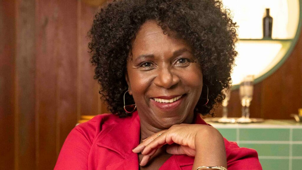 Caridade conhece nova mãe e cai para trás em No Rancho Fundo